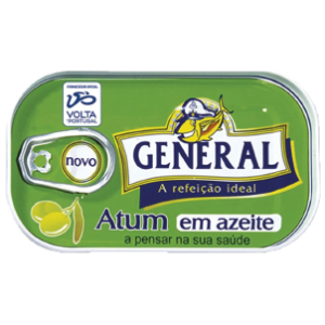 Salada de batata com atum, feijão-verde, rúcula e azeitonas com ...